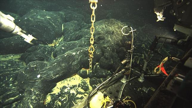 La erupción de un volcán submarino, prevista por primera vez
