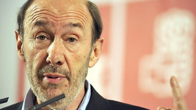 Rubalcaba: «Las mujeres retroceden 30 años con el PP y España, dos siglos»