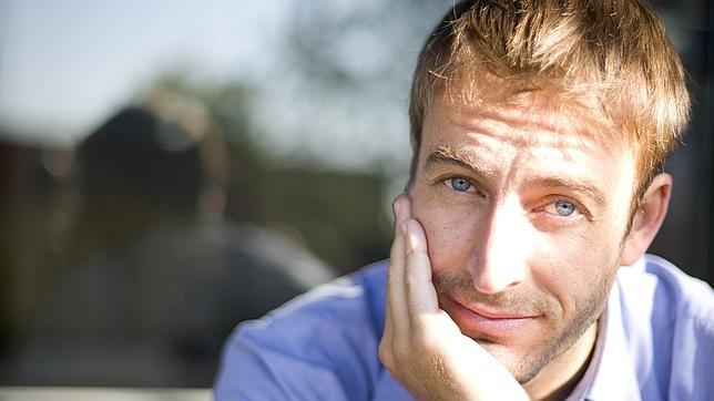 Javier Montes se asoma a «La vida de hotel» para jugar con la identidad