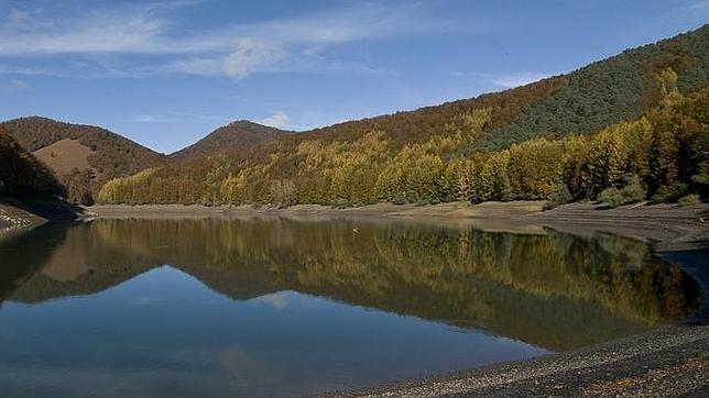 El agua embalsada continúa por debajo de la media de la última década