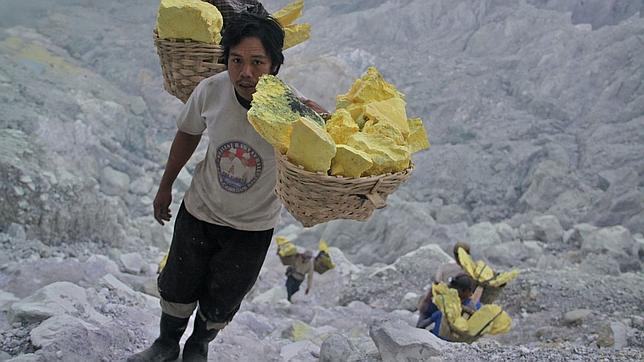 El oficio más duro del mundo: las mulas humanas de Kawah Ijen
