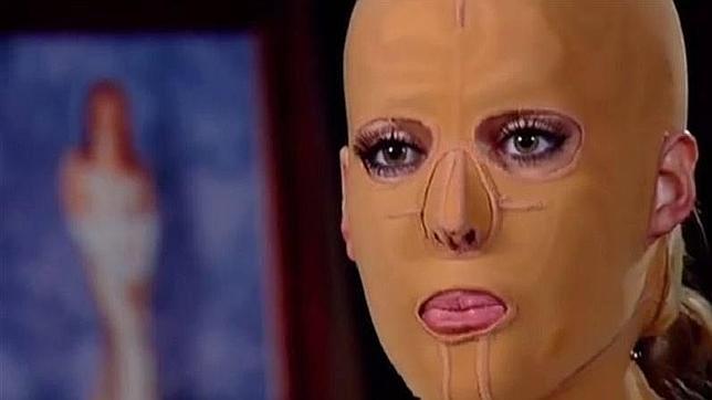 La «mujer sin rostro» muestra al mundo su nueva cara