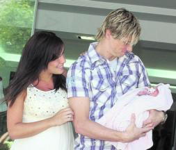 Fernando Torres y su esposa, Olalla, presentan a su hija Nora