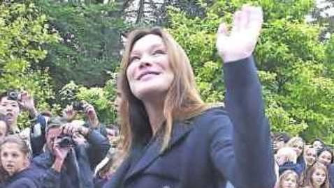 Carla Bruni: si diera a luz hoy, eclipsaría las primarias socialistas