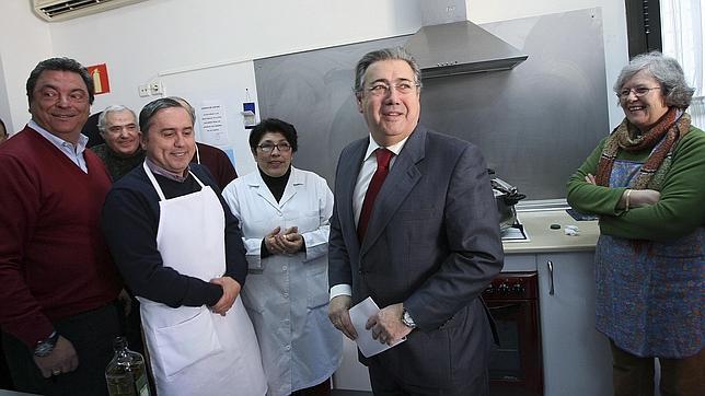 Zoido visita los talleres socioculturales en el Distrito Este