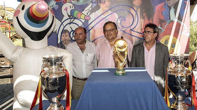 Sevilla recibe las tres copas ganadas por la Selección Española de Fútbol