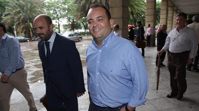 Imputan al actual alcalde de La Algaba y a un arquitecto técnico del ...