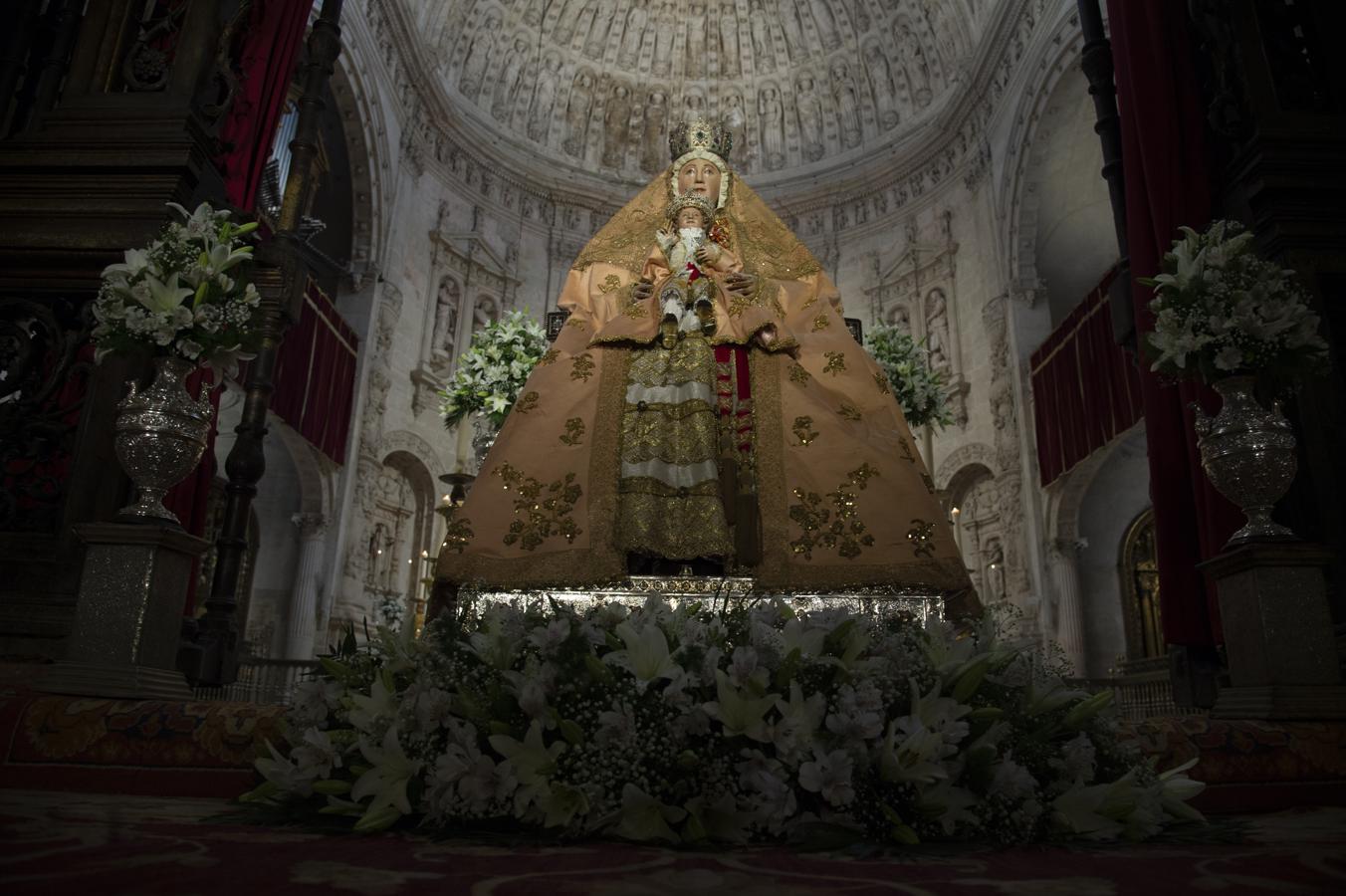 El altar del primer 'besamanos' de la Virgen de los Reyes