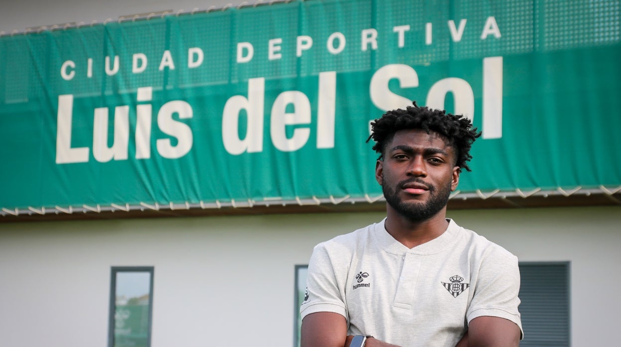 El Betis Deportivo oficializa a Frank Angong mientras espera el último ...