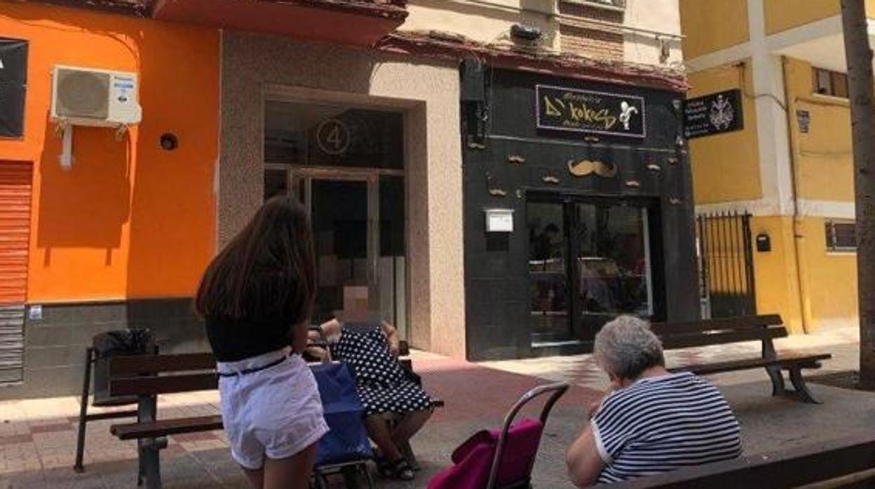 Mata A Golpes A Su Padre Mientras Dormía Y Apuñala A Su Madre En La
