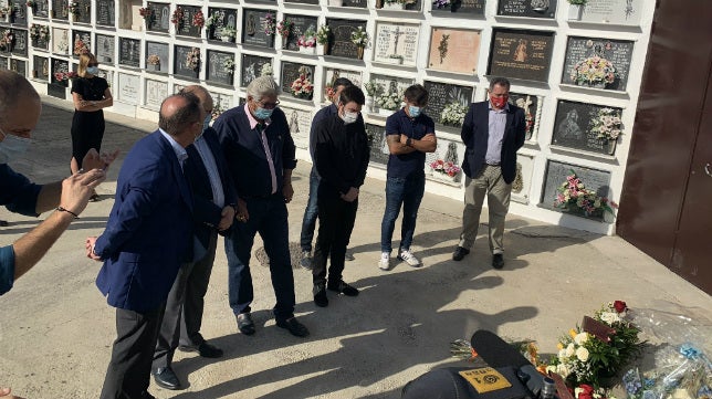 La emotiva ofrenda del Sevilla FC a Reyes en el cementerio de Utrera