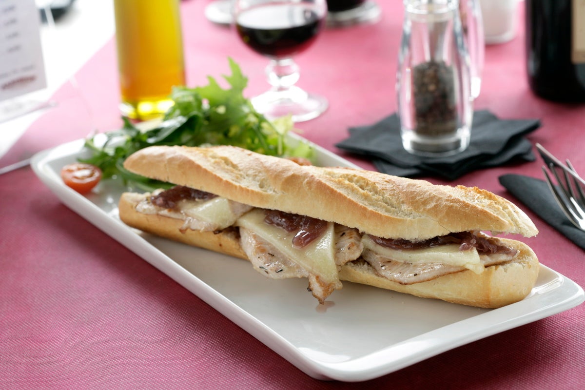 Bocadillo de queso con lomo de cerdo y cebolla confitada - Gurmé