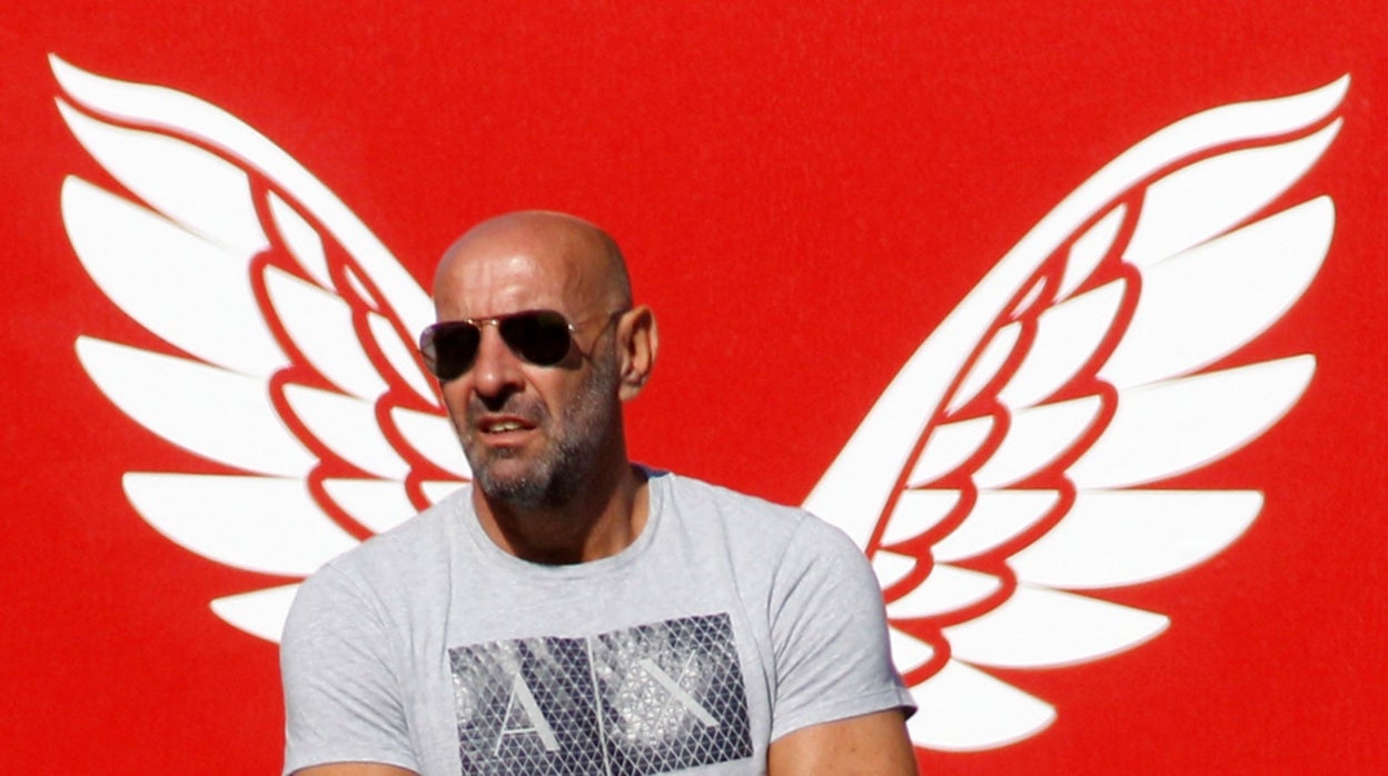 El «me gusta» de Monchi a un sevillista que le pide que se quede en el ...