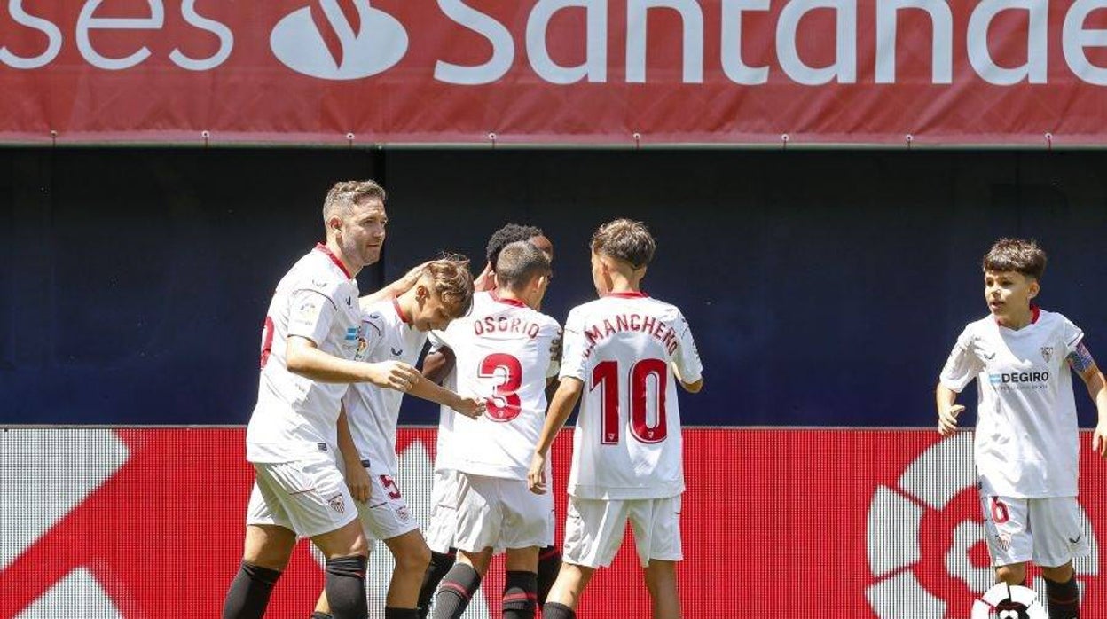 Diego Capel refuerza al alevín del Sevilla FC en LaLiga Promises