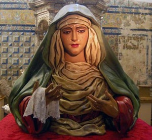 Una réplica de la Esperanza de Triana presidirá hoy la Misa de la ...