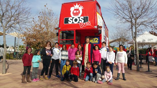 El «SOS Bus» cruza la Sierra Sur de Sevilla para recoger alimentos