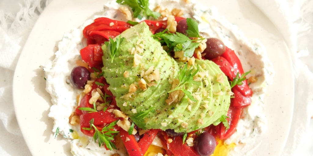 Ensalada de piquillos asados con ricotta: un entrante ligero y nutritivo