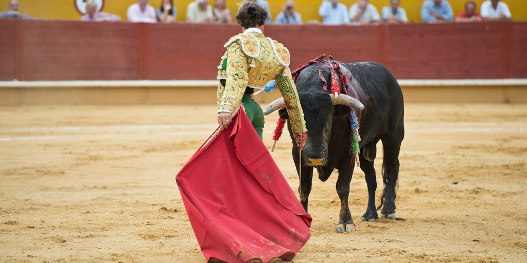 ¿Por qué la muleta de los toreros es roja?