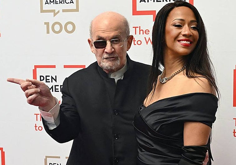 Salman Rushdie reaparece por sorpresa en Nueva York: «La violencia no ...