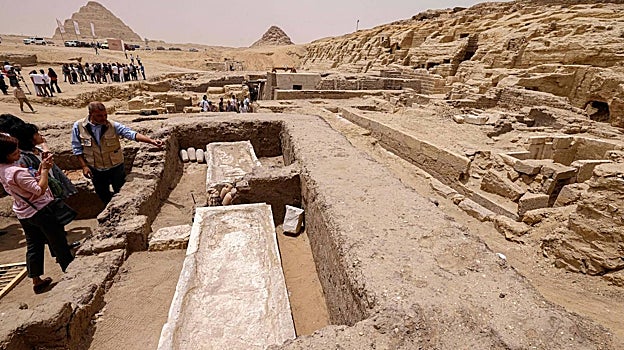 Arqueólogos egipcios descubren dos talleres de embalsamiento en la ...