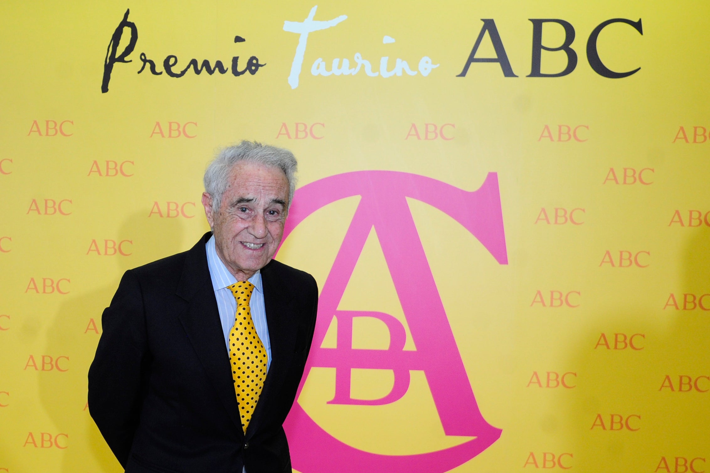 La vida del periodista José María Carrascal, en imágenes