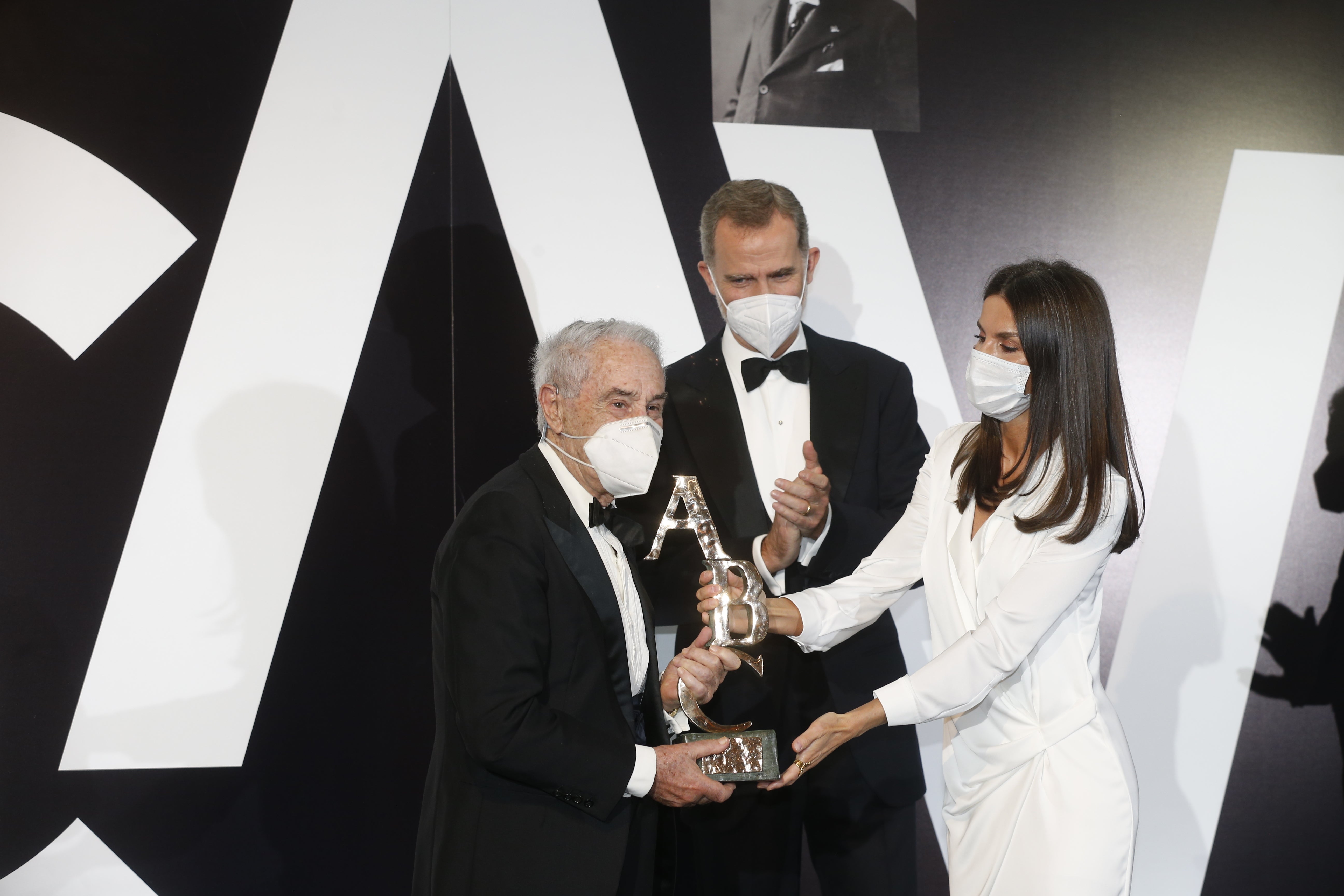 La vida del periodista José María Carrascal, en imágenes