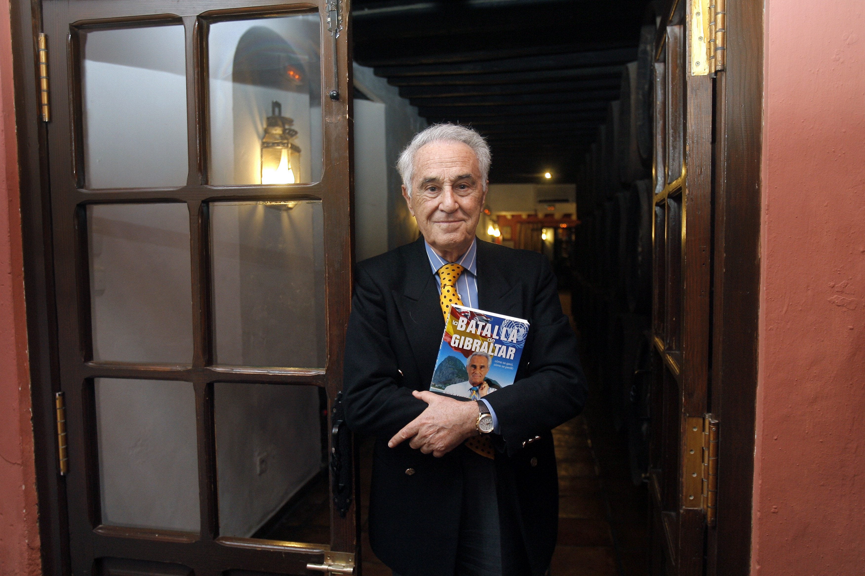 La vida del periodista José María Carrascal, en imágenes