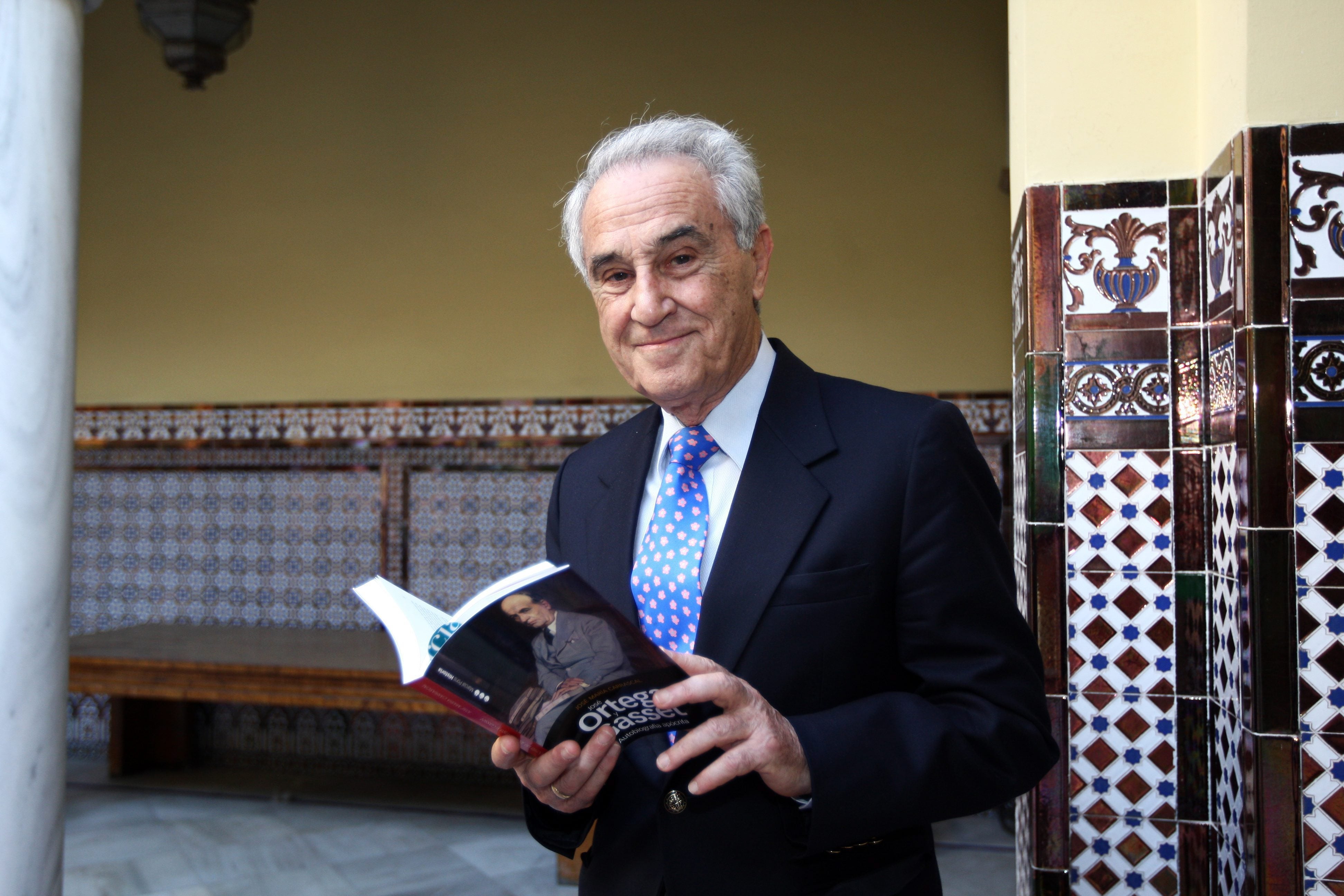 La vida del periodista José María Carrascal, en imágenes