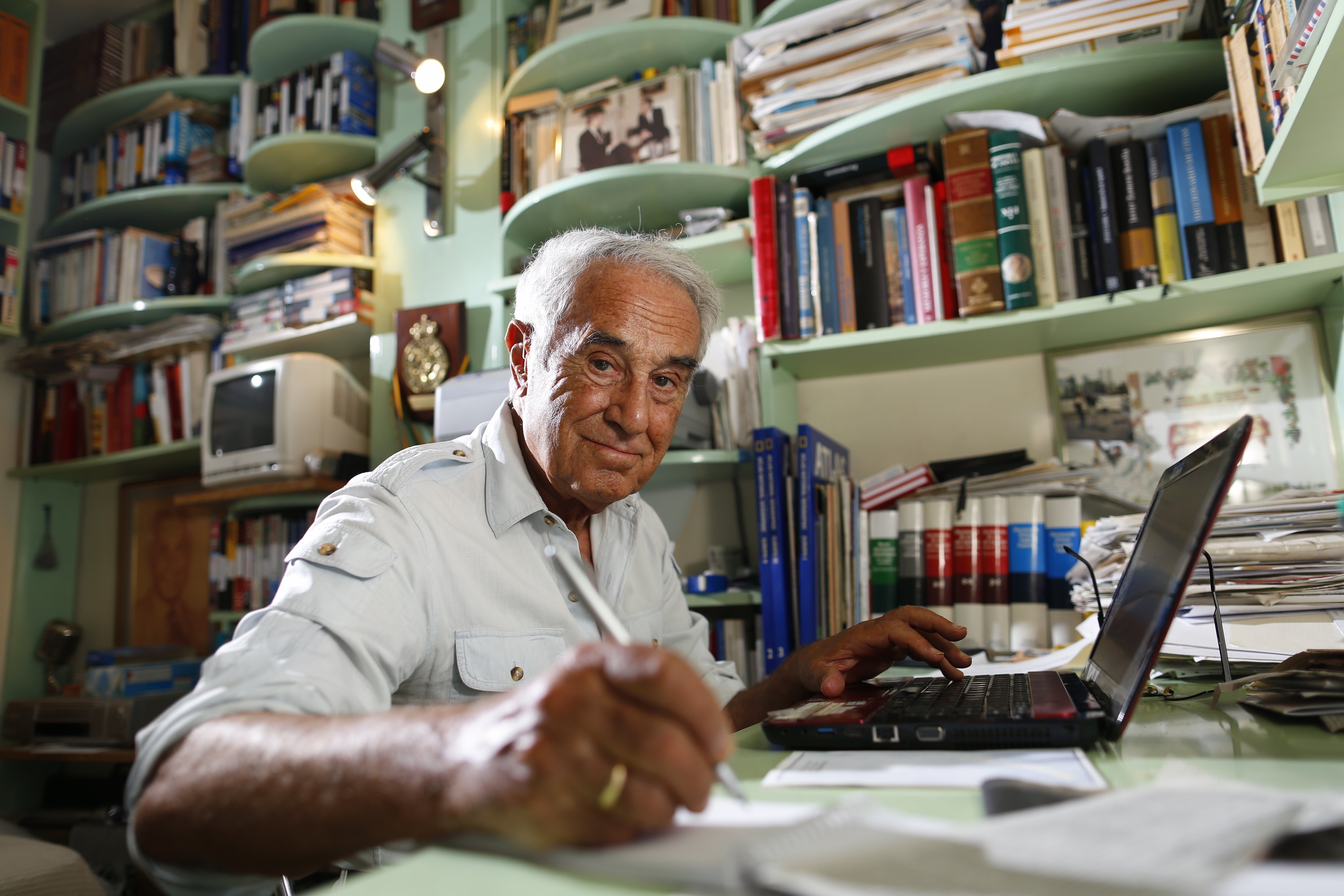 La vida del periodista José María Carrascal, en imágenes