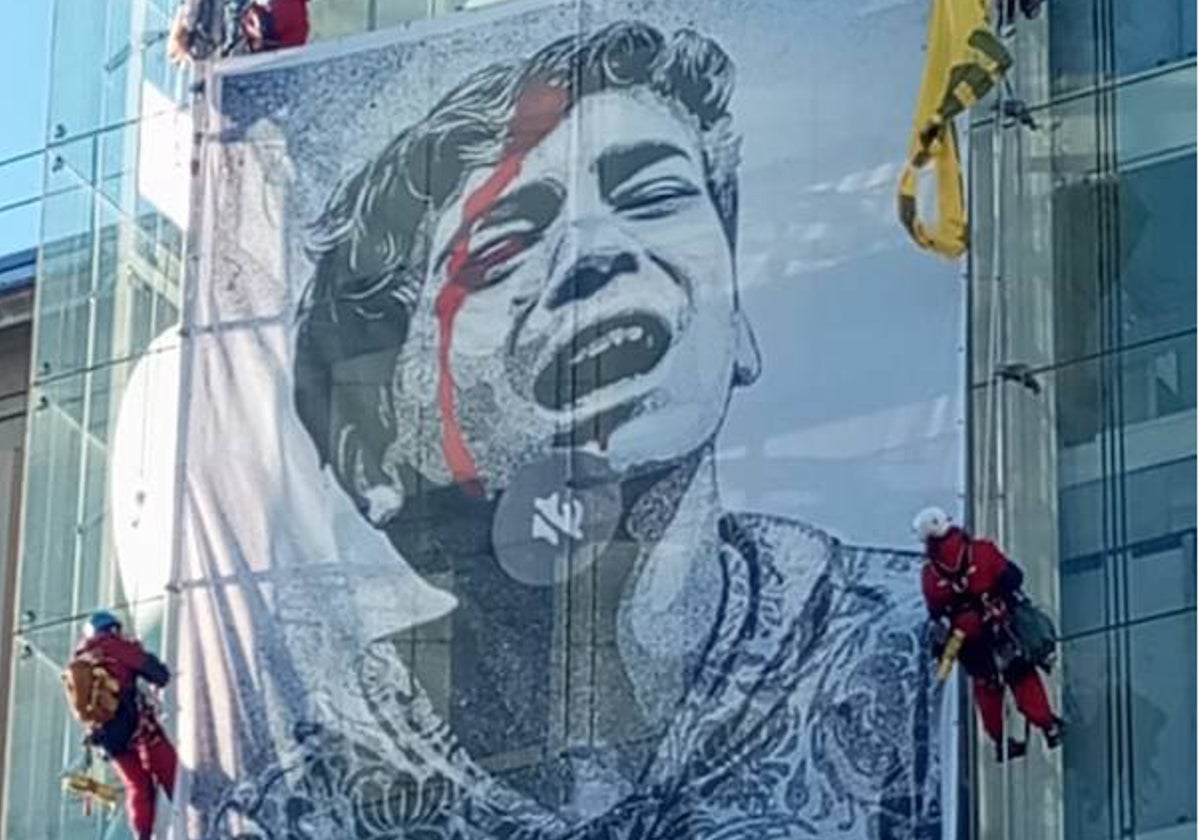 Miembros De Greenpeace Escalan El Museo Reina Sofía Para Denunciar Los