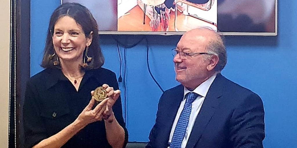 Paula Varona recibe la Medalla de Honor de la Asociación de Pintores