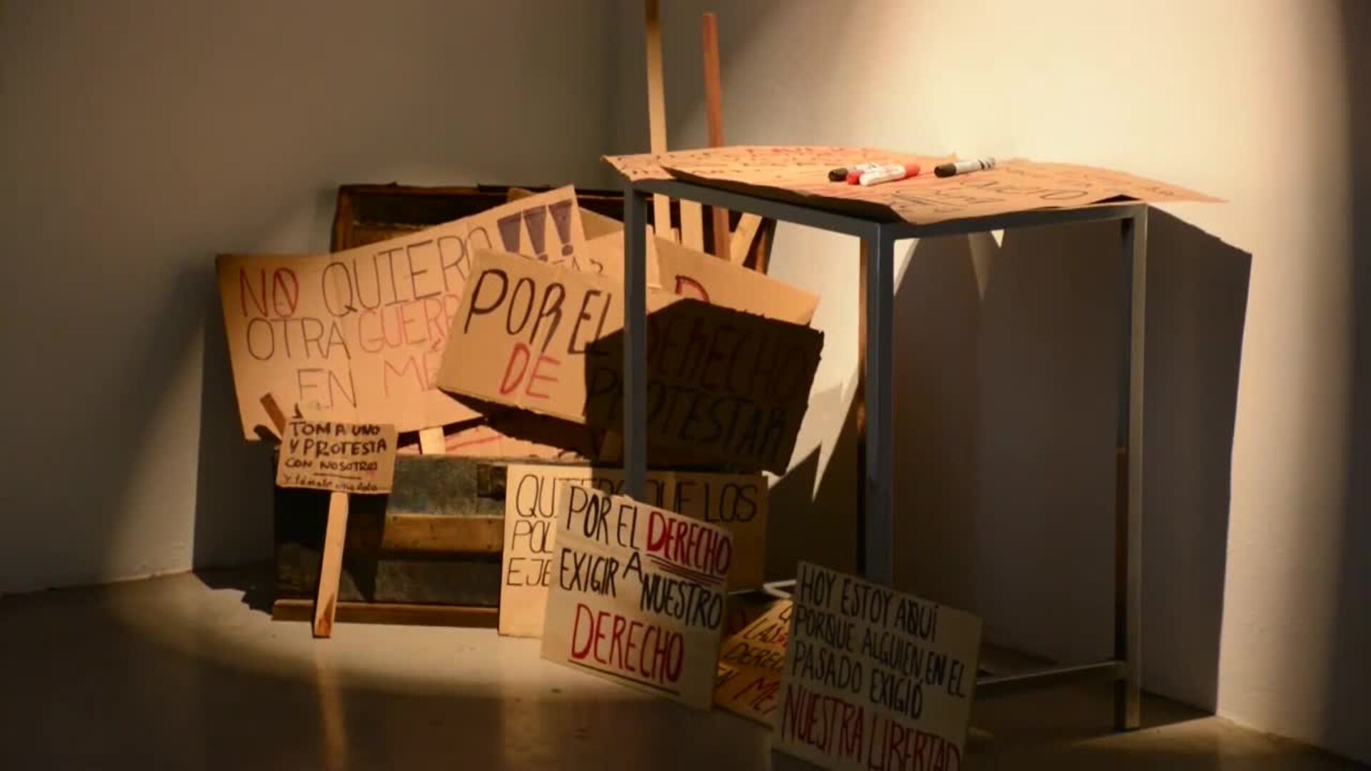 Exposición con ropa y voces de víctimas y represores evoca la 'Guerra ...