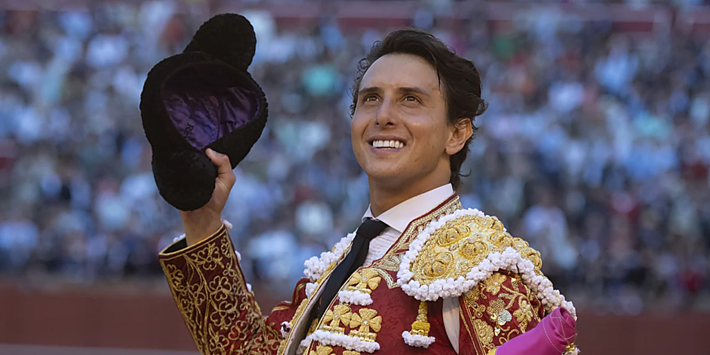 Roca Rey vuelve a nacer en la más durísima tarde de soledad: cornada de ...