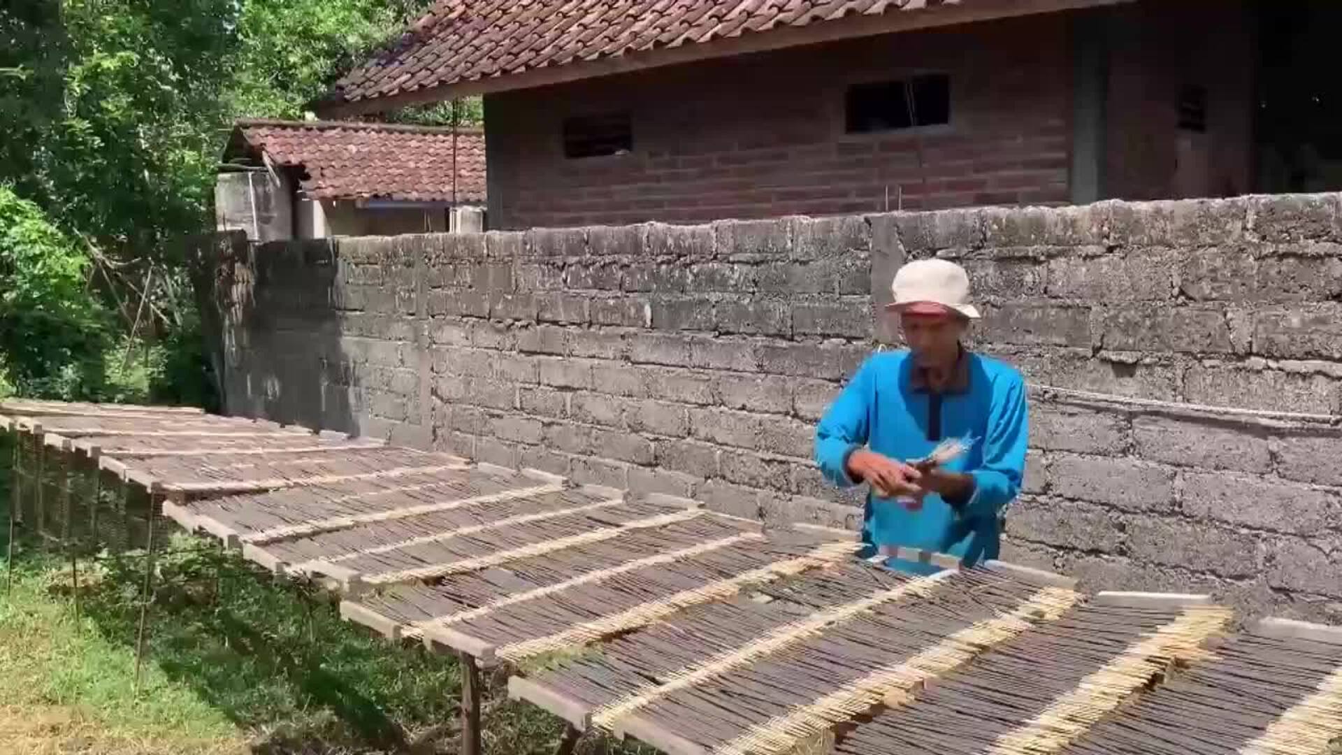 Ketut Suada, un artesano de Bali que elabora las importantes varillas ...