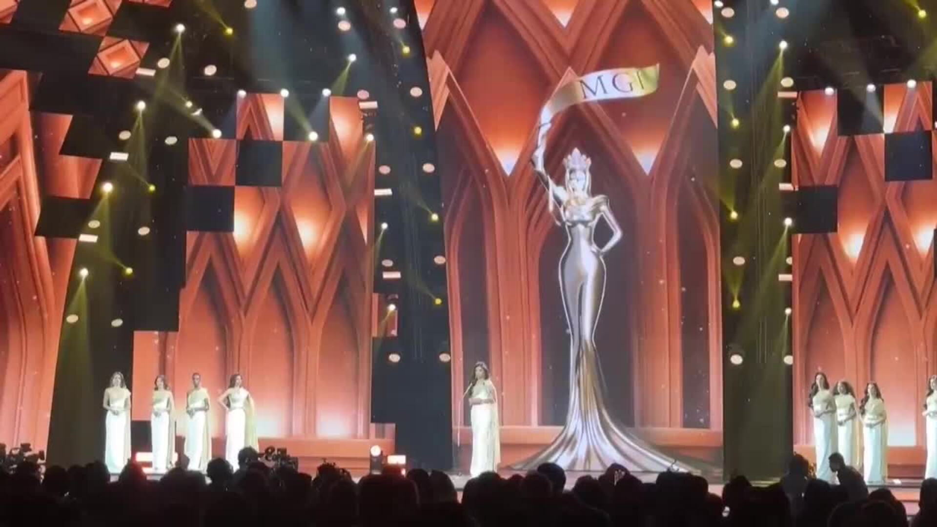 La periodista filipina Emma Mary Tiglao gana la corona del Miss Grand ...