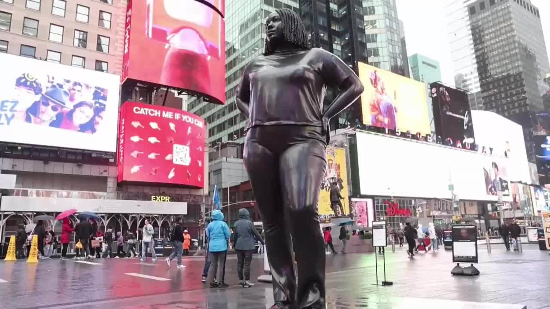 El escultor Thomas Price coloca una estatua de su serie "Grounded in ...