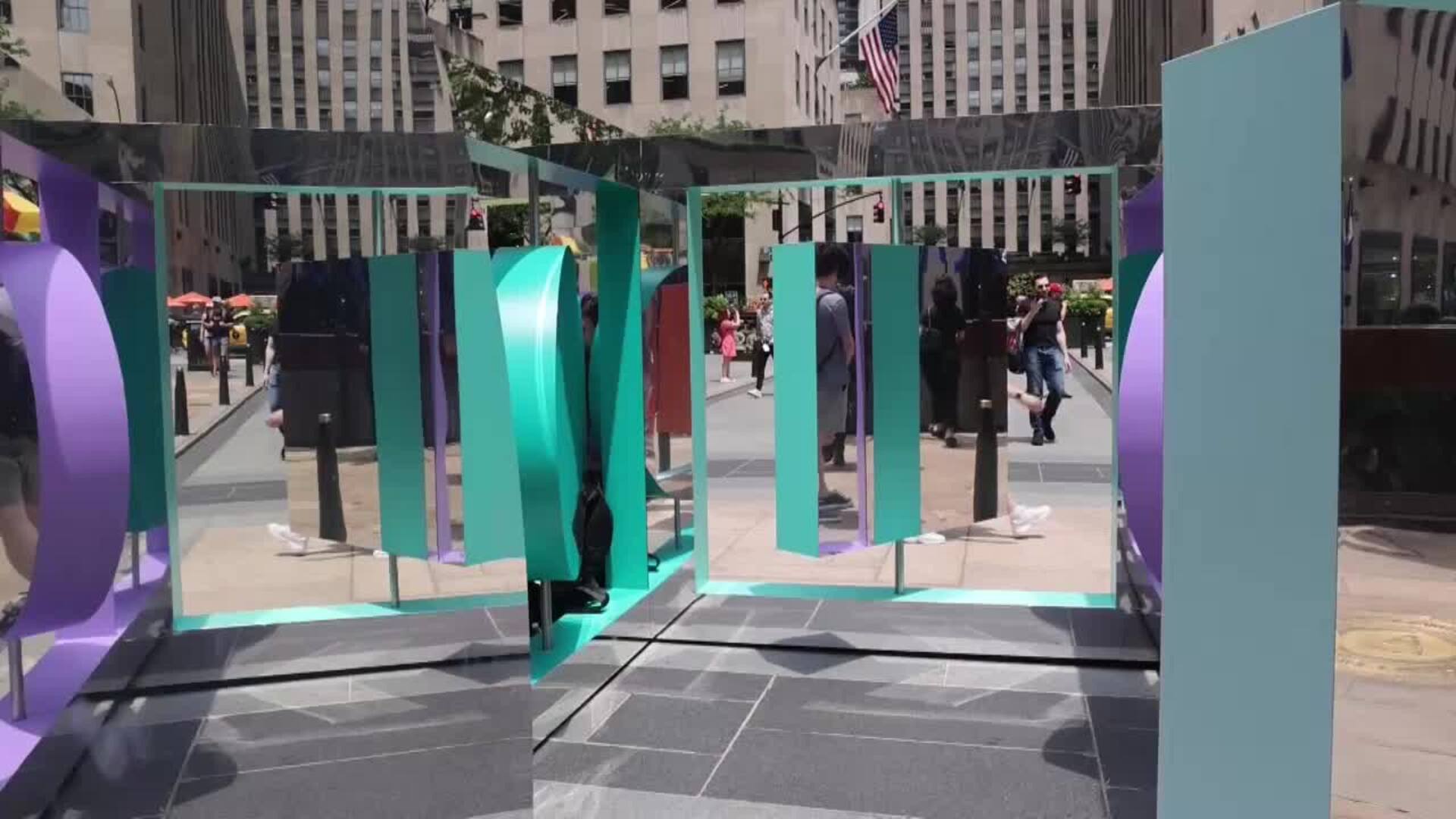 La instalación artística “Reflection Point” se exhibe en el Rockefeller Center de Nueva York