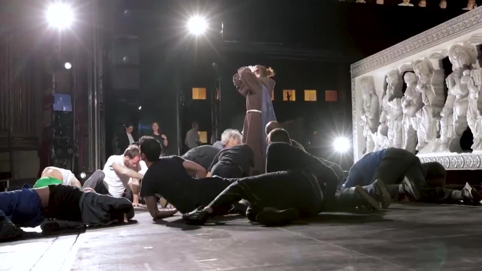 'El nombre de la rosa" se convierte en ópera en Milán