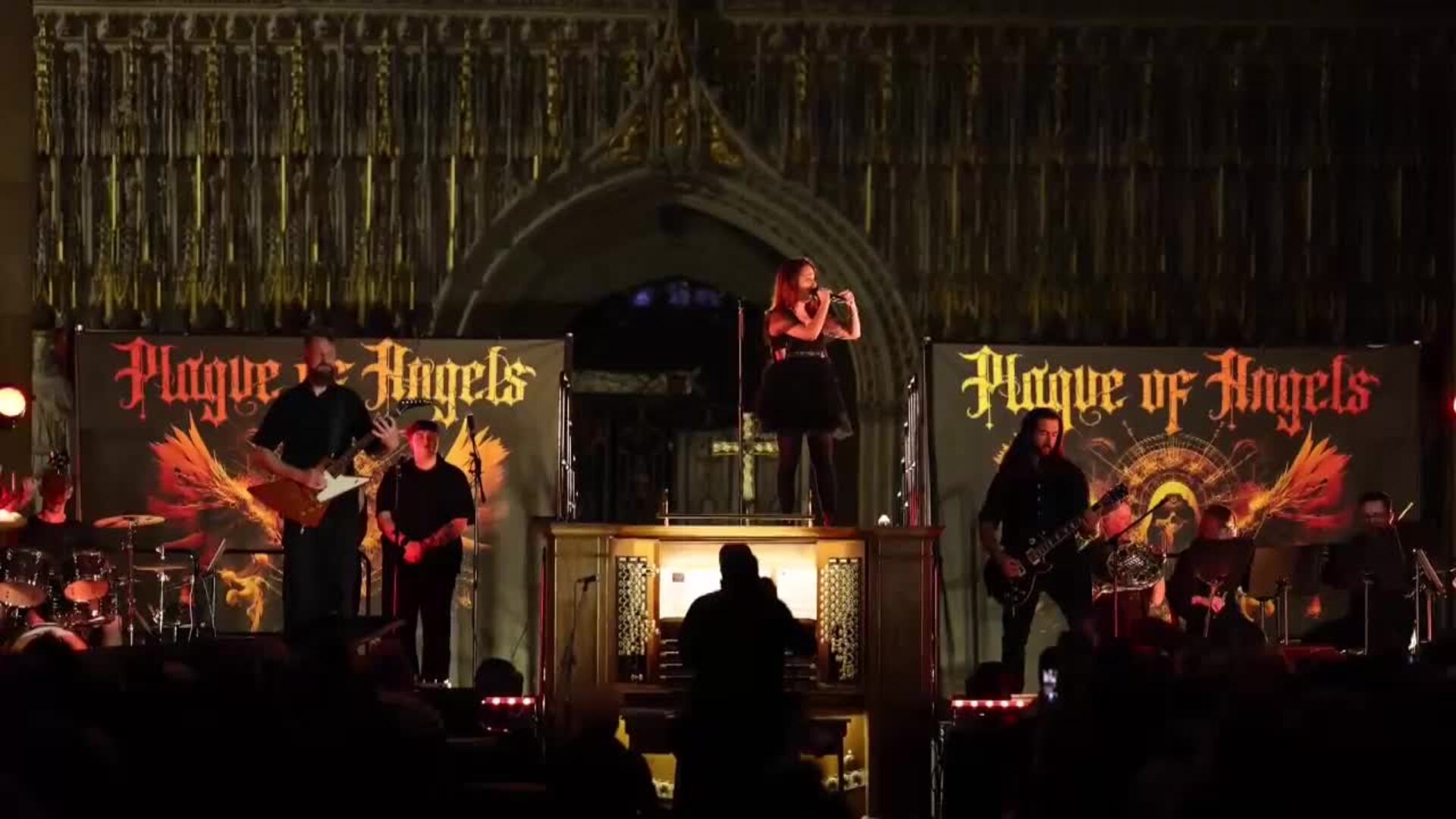 La banda de metal Plague of Angels actúa en la Catedral de York