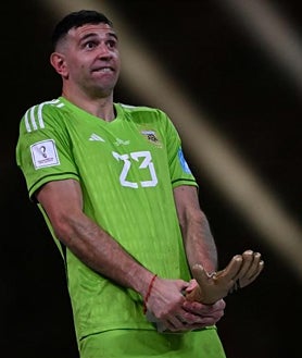 El controvertido posado de Dibu Martínez con el Guante de Oro