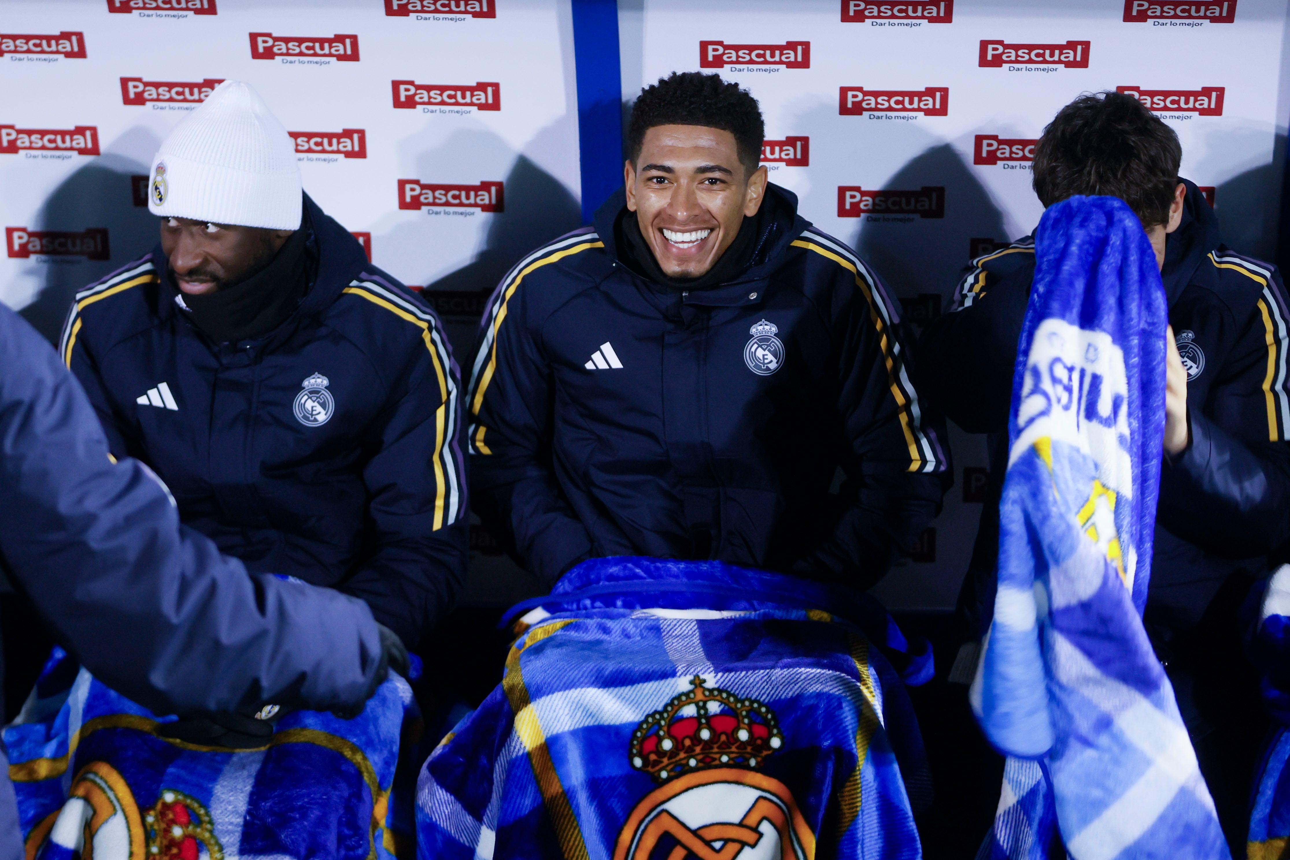 El bonito detalle de Bellingham con un recogepelotas de la Arandina ...