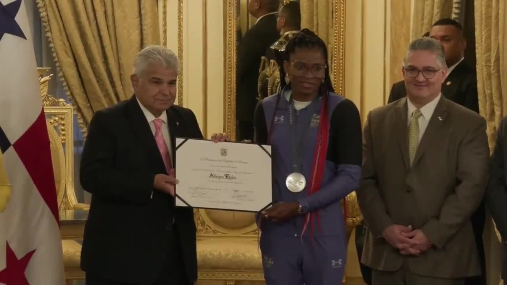 La boxeadora Atheyna Bylon, plata en París, es recibida en Panamá como ...
