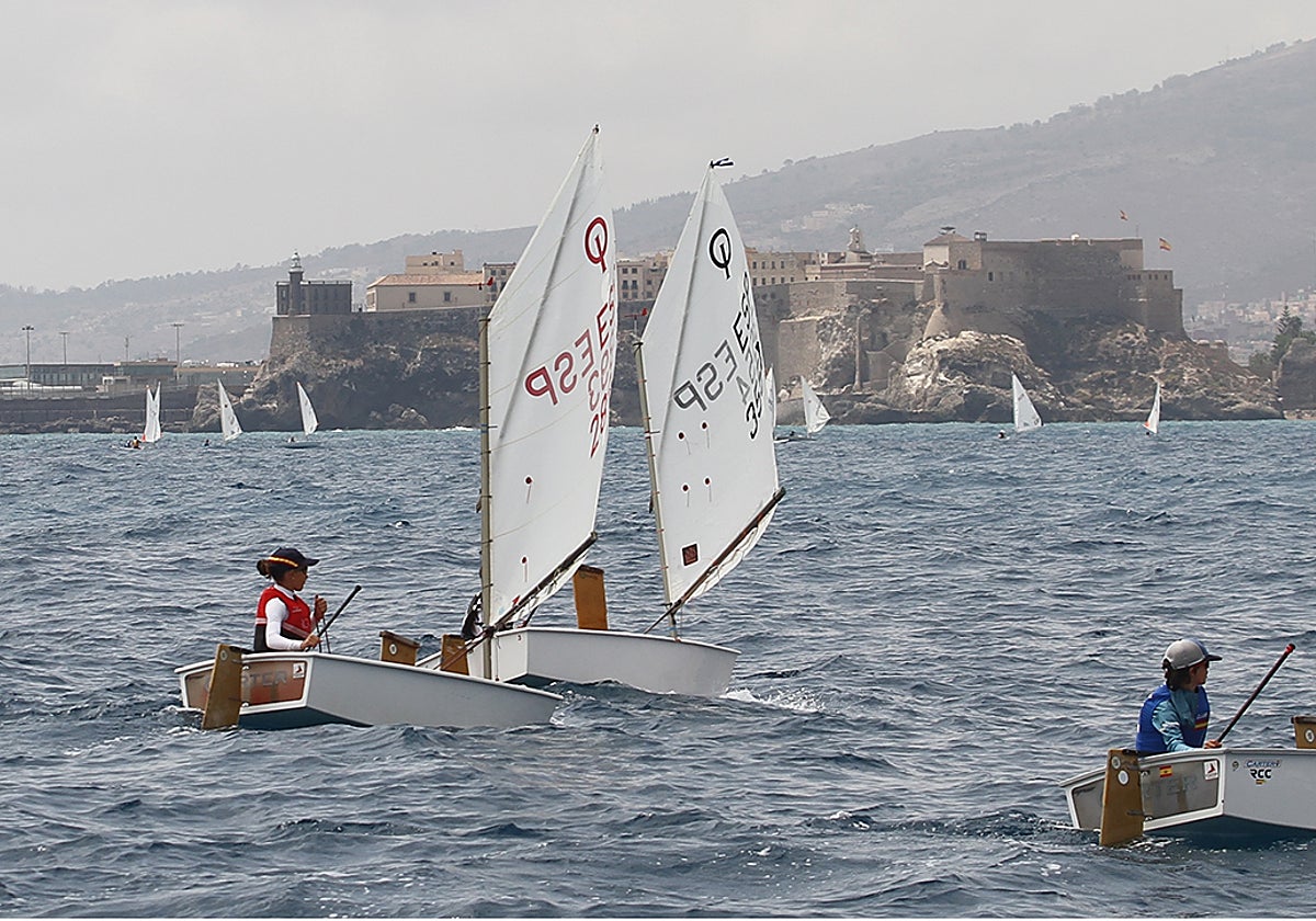 Leo Molina (Optimist), Daniel Martínez (ILCA 4) y Manuel García (ILCA 6), líderes