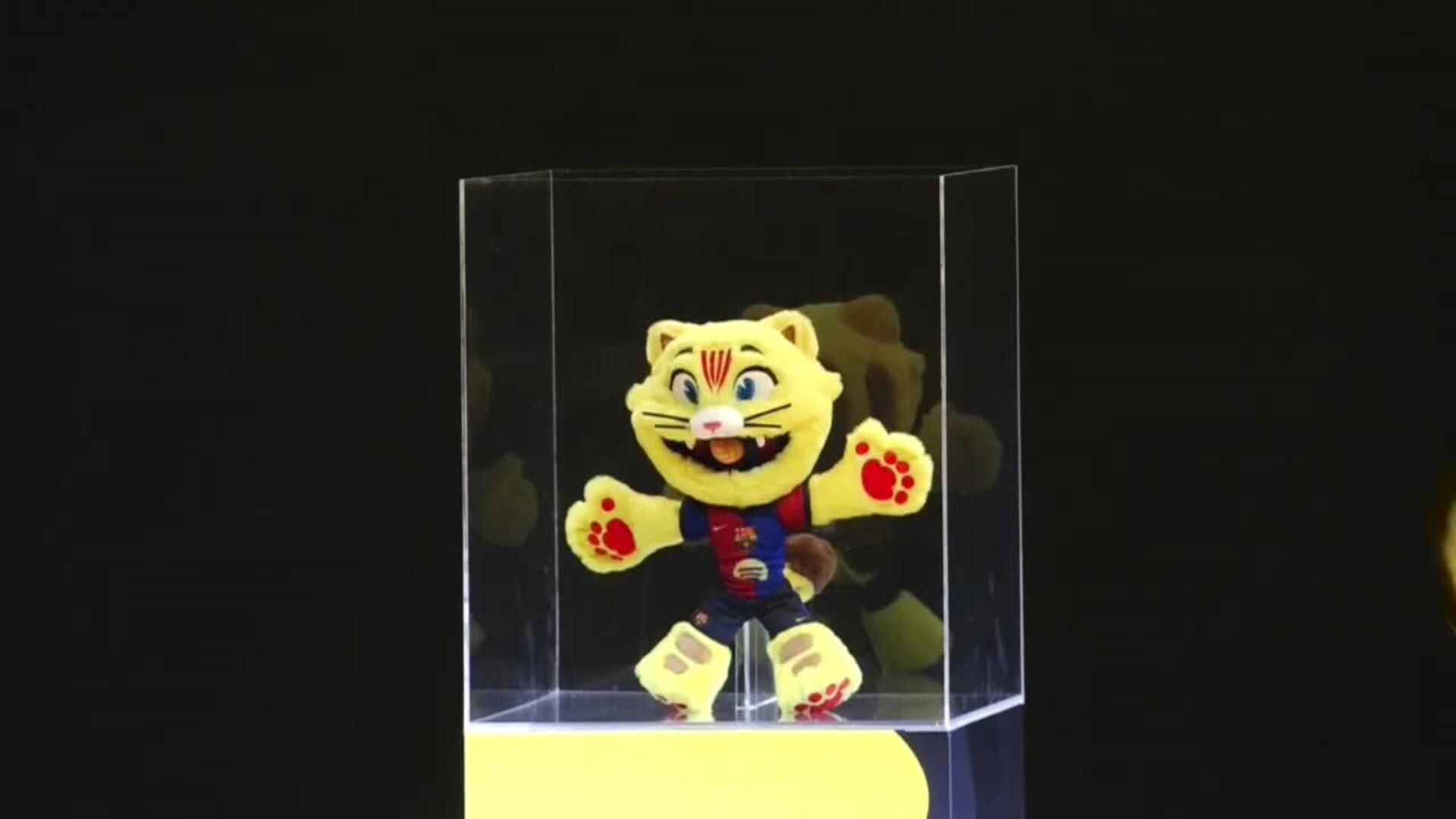 El Barça presenta el peluche de su mascota CAT