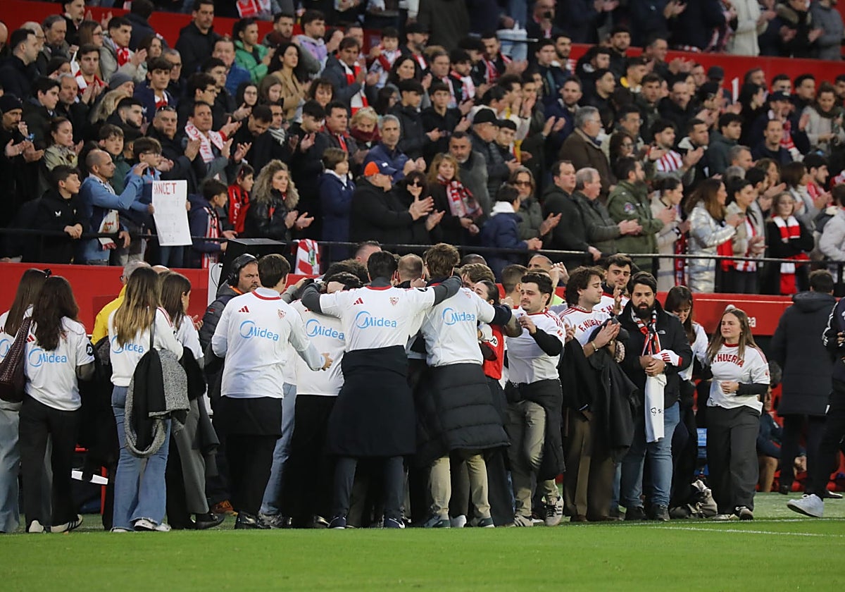 Emotivo homenaje del Sevilla FC en memoria de Fernando Huerta, junto a ...