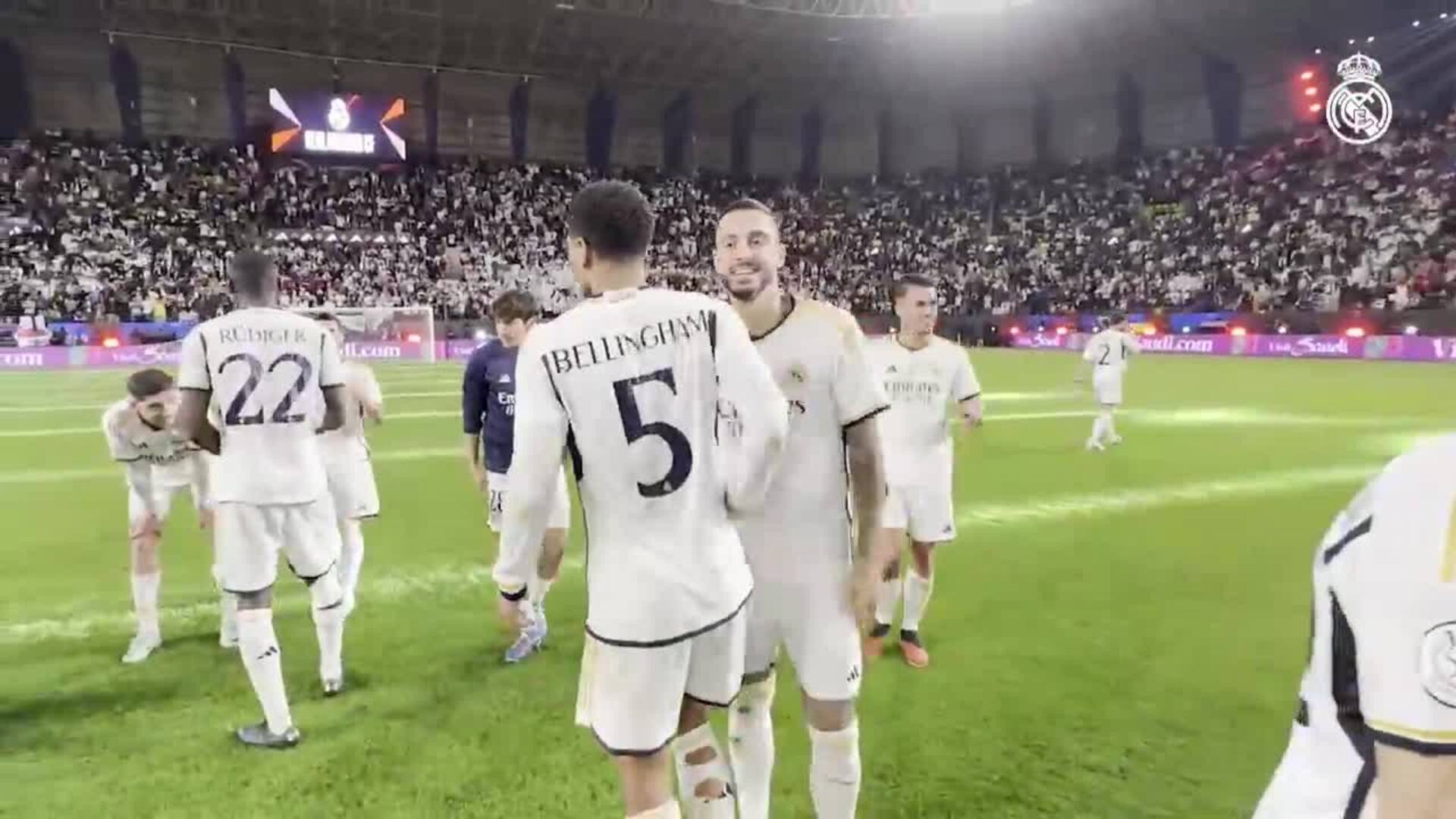 Celebración de Nacho y Bellingham de la victoria del Real Madrid en la ...