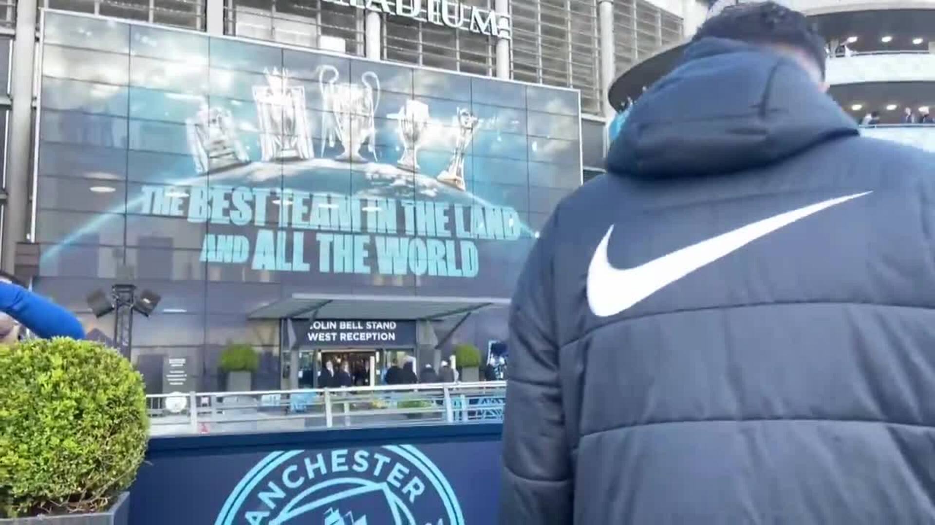Aficionados esperan el inicio del partido entre Real Madrid y ...