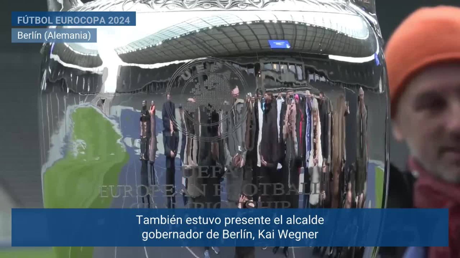 Presentan el trofeo de la Eurocopa en el Estadio Olímpico de Berlín