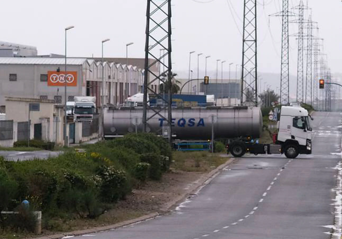 Extinguido el incendio en el almacén de azufre de Constantí (Tarragona)
