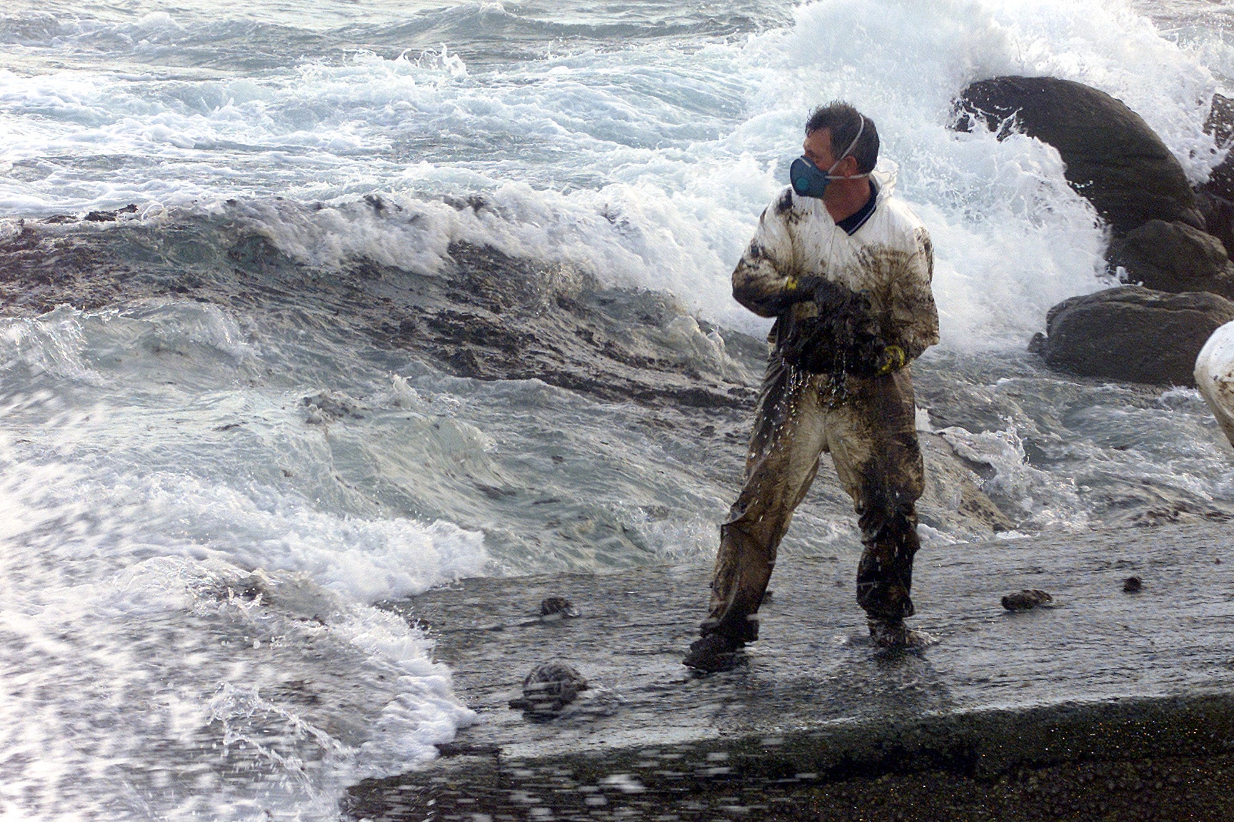 La catástrofe que cubrió de chapapote la costa gallega, en imágenes